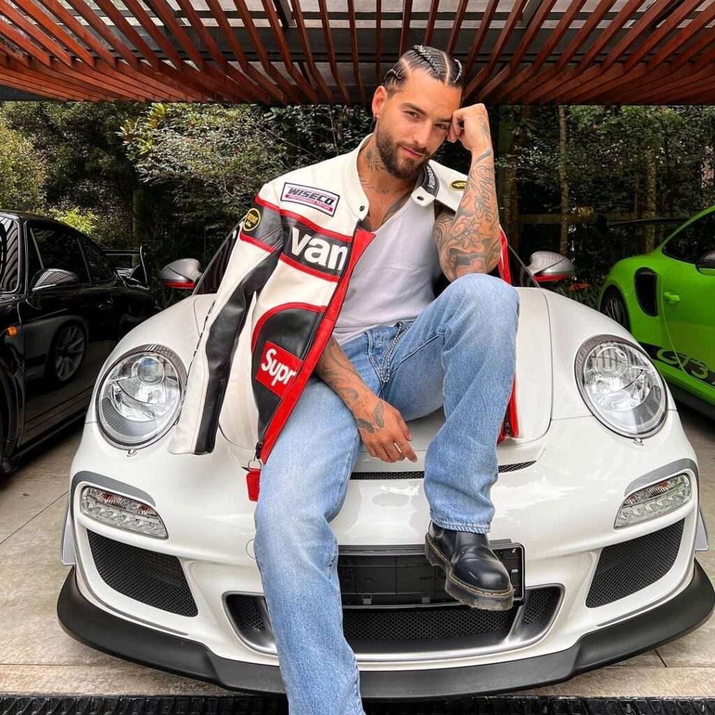 Maluma presumió su colección de autos de lujo en su casa
